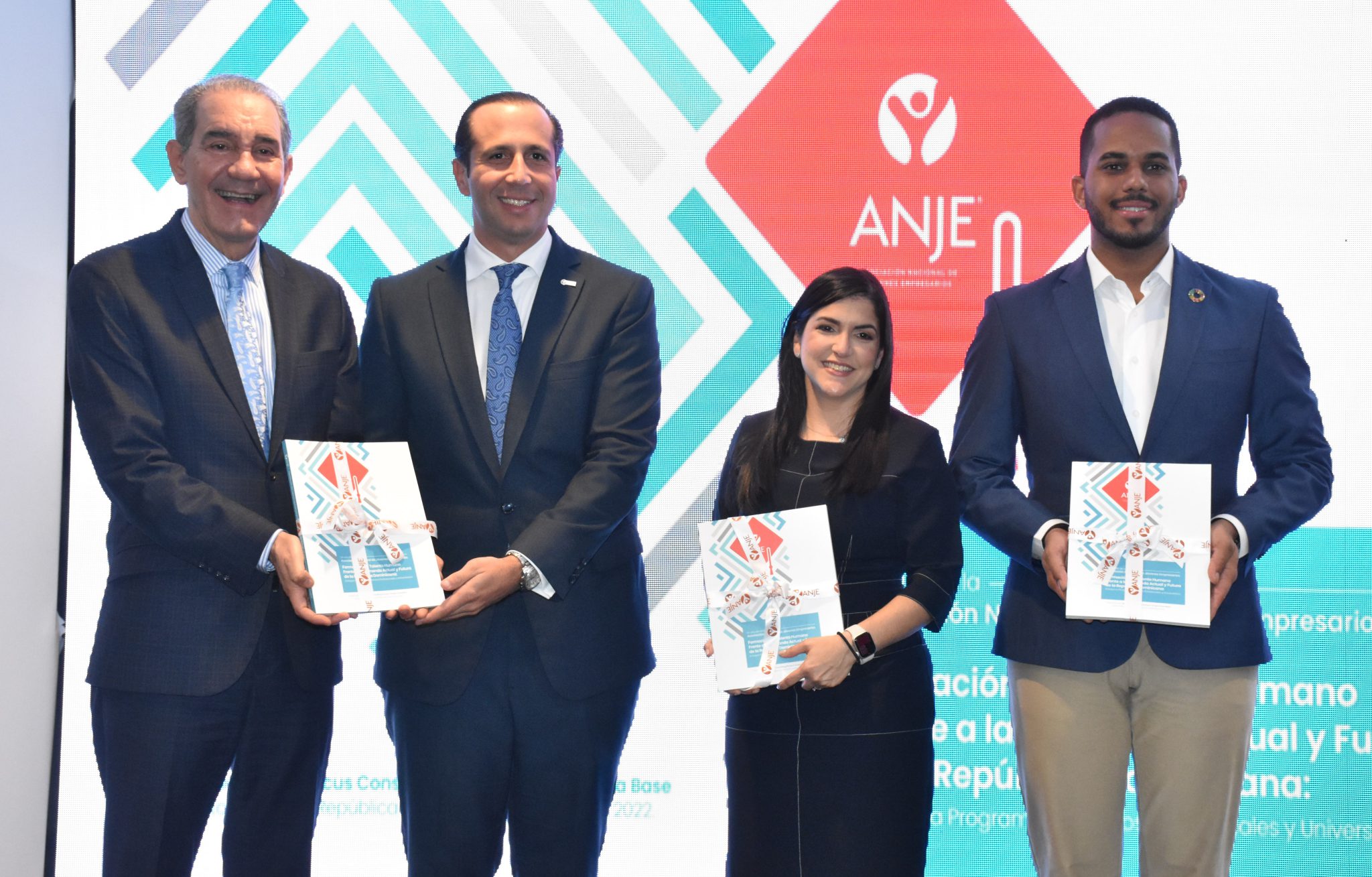 MESCYT respalda estudio realizado por ANJE sobre formación de ...