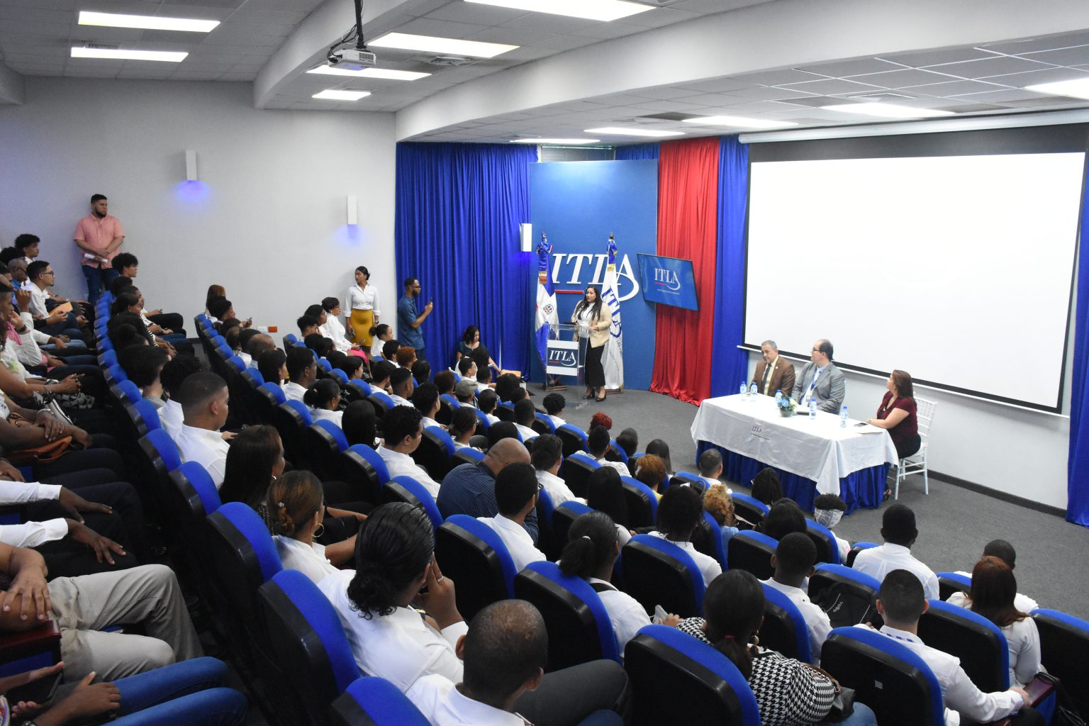 MESCYT entrega 151 becas a para cursar programas técnicos-superiores en ...