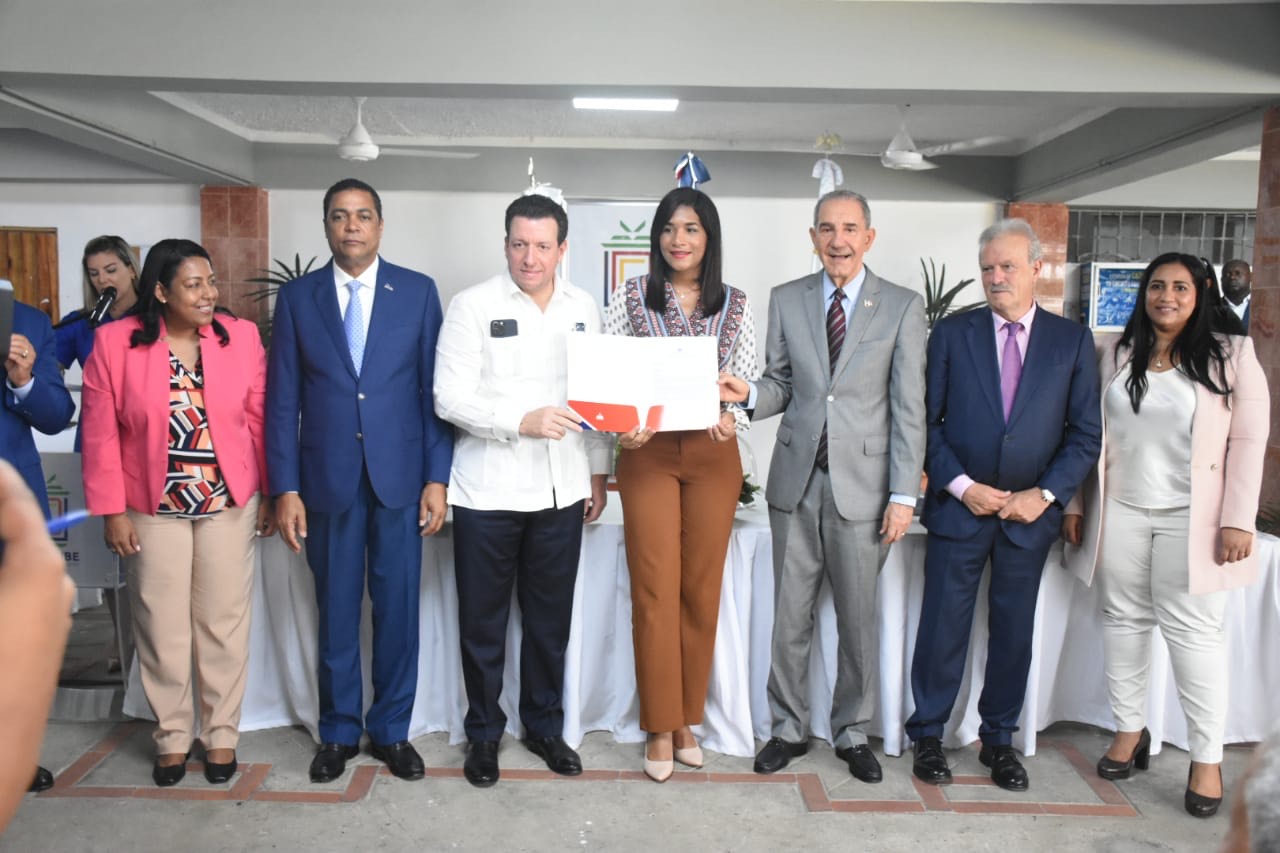 MESCYT entrega 160 becas nacionales a alumnos meritorios que cursarán ...