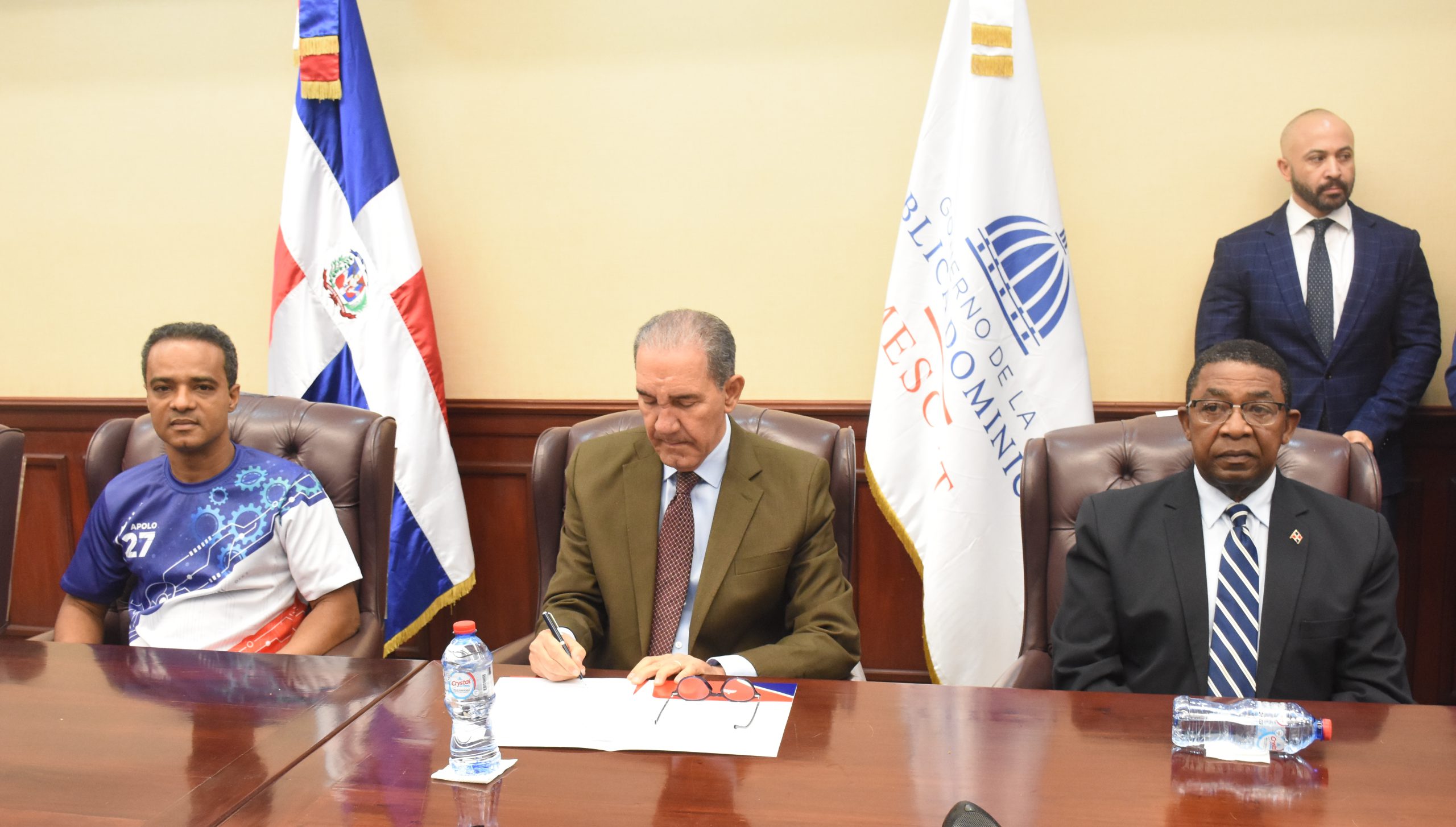 Titular del MESCYT recibe al equipo de Apolo 27 por acceder al pódium ...
