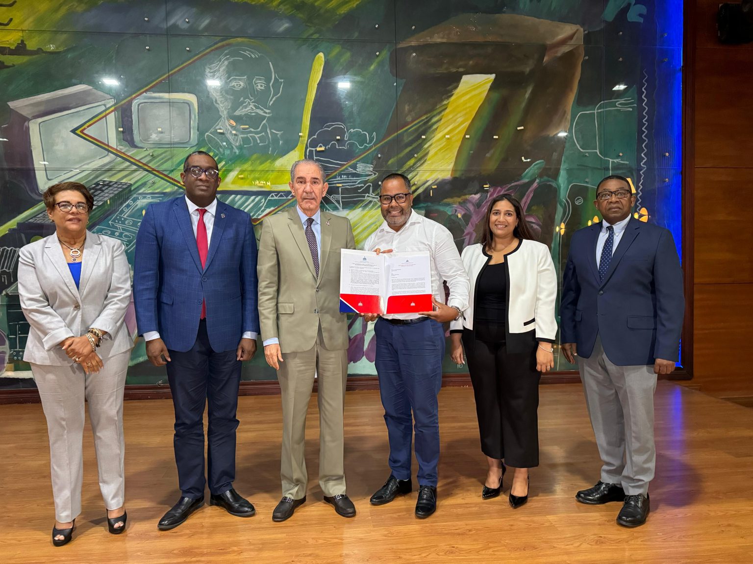 MESCyT entrega 614 becas nacionales a estudiantes de postgrado en la ...