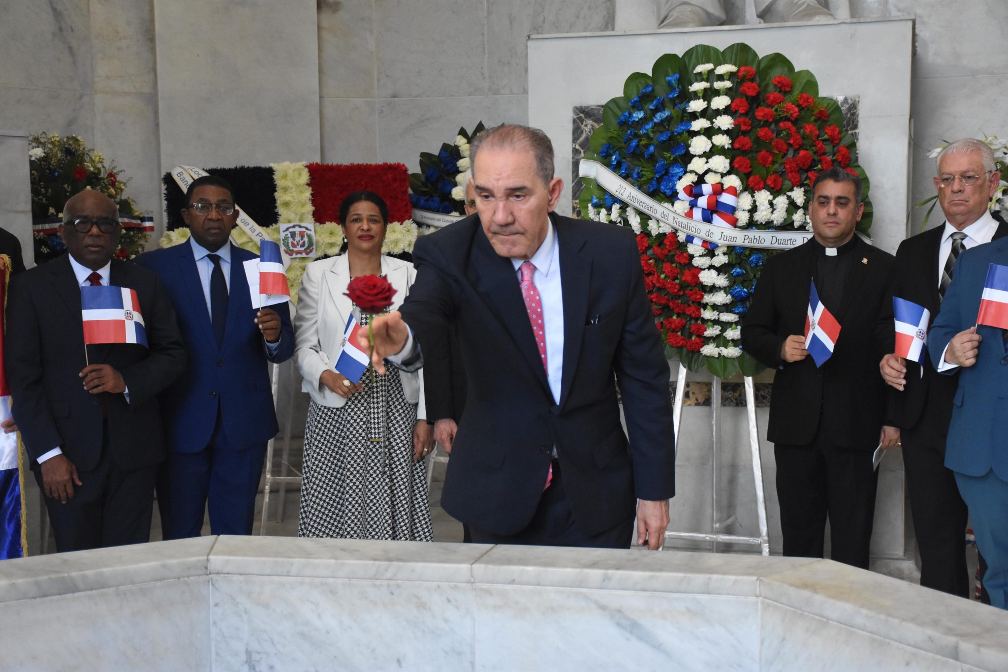 MESCyT deposita ofrenda floral en el Altar de la Patria, con motivo del ...